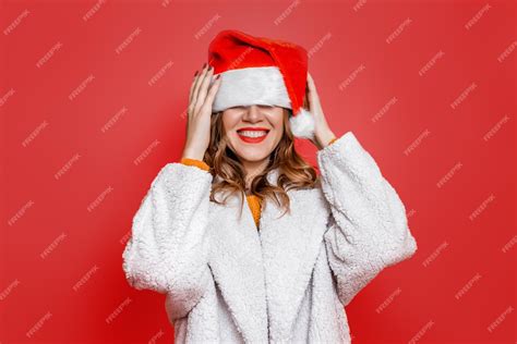 Premium Photo Woman In Festive Christmas Hat And White Faux Fur Coat
