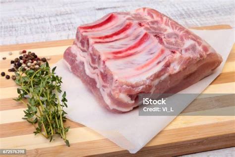 생 돼지 갈비 향신료 및 절단 보드에 로즈 메리 요리에 대 한 준비 0명에 대한 스톡 사진 및 기타 이미지 0명 델리카트슨