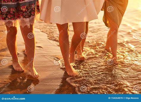 Les Amis Font La Fête Au Coucher Du Soleil Pieds Nus Dans L eau Dans