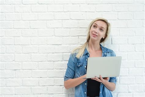 흰색 벽 배경 복사 공간을 가진 젊은 사업가 작업 노트북 기업가에 대한 스톡 사진 및 기타 이미지 기업가 노트북 노트북 사용하기 Istock