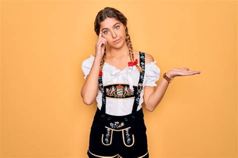 Jovem Linda Loira Alemã Com Olhos Azuis Vestido Tradicional De Outubro