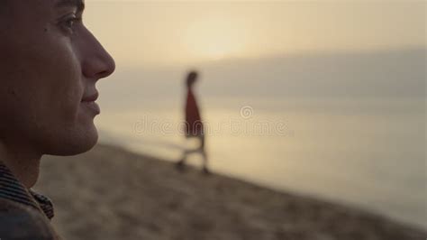 Hombre Sonriente Mirando El Paisaje Marino Al Amanecer Tipo Positivo