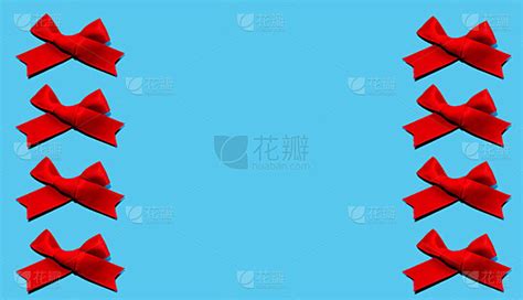 一套红丝带孤立在蓝色背景平的