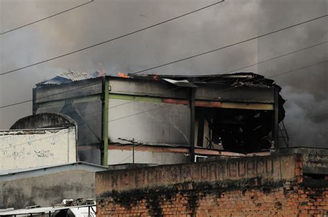 Parte de prédio que pegou fogo em Nova Iguaçu é demolida