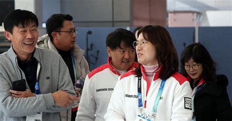 청소년올림픽 취재진 격려하는 장미란 차관
