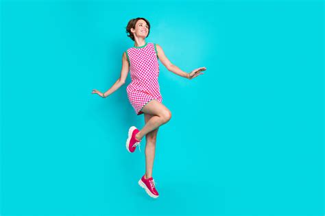 점퍼 모델의 전체 크기 사진은 좋은 시간 분위기 새로운 브랜드 소개 푸른 색 배경에 고립 된 꿈꾸는 듯한 모습 참신함 아가씨 갈색에 대한 스톡 사진 및 기타 이미지 Istock