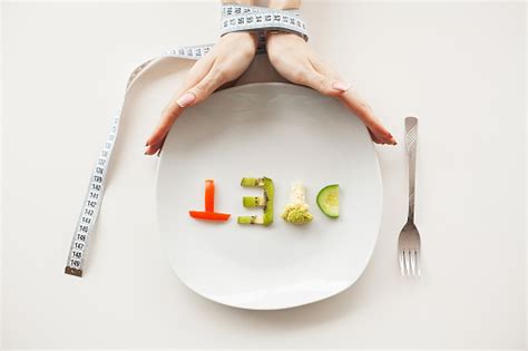 다이어트 또는 무게 제어 개념 센티미터 테이프 그리고 텍스트 삽입 장소는 흰색 바탕에 포크 적절 한 영양 섭취 다이어트 체중 감소 건강의 개념 가냘픈에 대한 스톡 사진 및