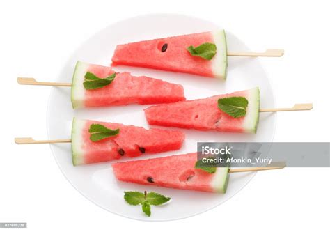 흰색 배경에 고립 된 흰색 접시에 막대기로 수 박 조각 그것은 아이스크림 처럼 보인다 민트 잎으로 장식 0명에 대한 스톡 사진 및 기타 이미지 Istock