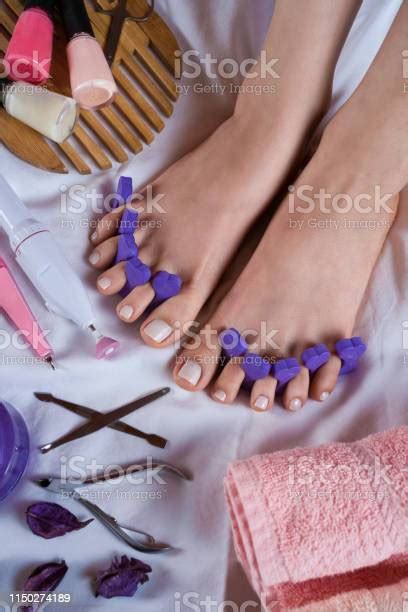 흰색 발톱과 여성의 발에 페디큐어를 적용 발가락 분리기와 발에 대한 스톡 사진 및 기타 이미지 발 20 29세 가꿔주기