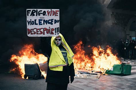 Las imágenes de Francia en llamas por la polémica reforma de las pensiones de Macron