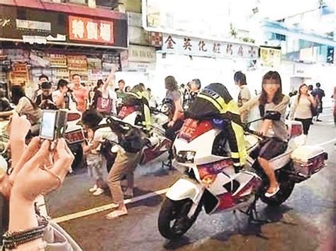交通警鐵馬淪為大陸客玩具 警員見女人即笑晒拍照 時事台 香港高登討論區