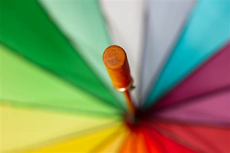 무지개 색의 줄무늬가 있는 여러 가지 색상의 우산 Lgbt의 상징 Pride Lgbtqi Event에 대한 스톡 사진 및
