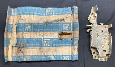 1966 GM NOS RH Front Door Lock Latch A B Body 2 Dr Passenger T15 EUR