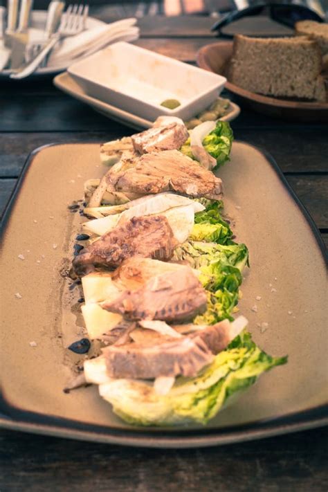 Bistecca Di Tonno Fresca Con La Verdura In Ristorante Spagnolo Immagine