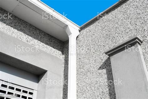 집 벽 레인 메탈의 옥상에 있는 흰색 홈통 흰색 플라스틱 빗물 받이 시스템 거터링 배수관 외부 가정용 장비에 대한 스톡 사진 및 기타 이미지 Istock