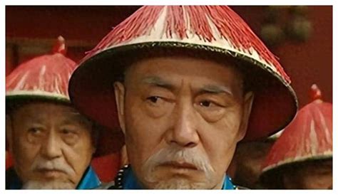 雍正离世后，乾隆正准备登基，张廷玉突然喊道：还有一道密旨！结果太庙儿子