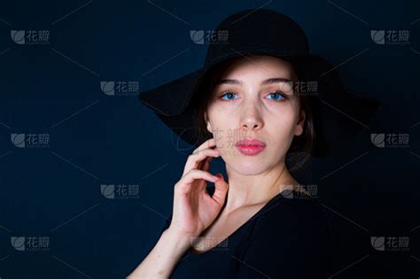 时装模特影棚拍摄女性美新的水平画幅情人节古典式完美黑色背景