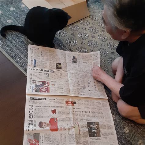 𓆛𓆜𓆝𓆞𓆟 On Twitter 親父がぼそぼそ呟きながら新聞を読む姿が不気味だなって思っていたら‥猫に話しかけながら新聞を読んでいた