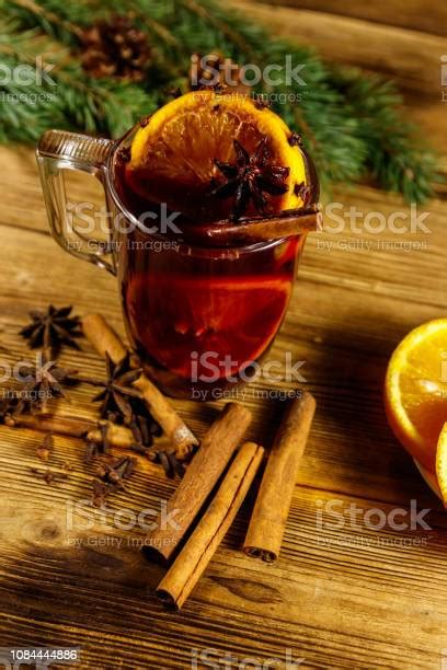 크리스마스 Mulled 와인 향신료 및 전나무 나무 가지와 나무 테이블에 콘 12월에 대한 스톡 사진 및 기타 이미지 12월