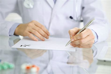 병원에서 직장에서 알 수 없는 여자 의사 의료 클립 보드에서 알 약 젊은 여성 의사는 처방전을 작성 하거나 병원 사무실에 앉아