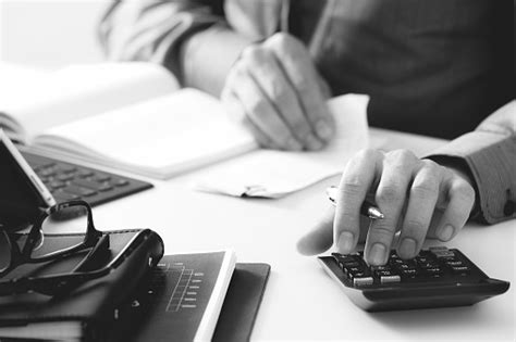 사업가 손 작업 비용 계산기 및 Latop 휴대 전화에 대 한 재정에 현대 사무실에서 책상 계산기에 대한 스톡 사진 및 기타 이미지 계산기 금융 기업 재무와 산업