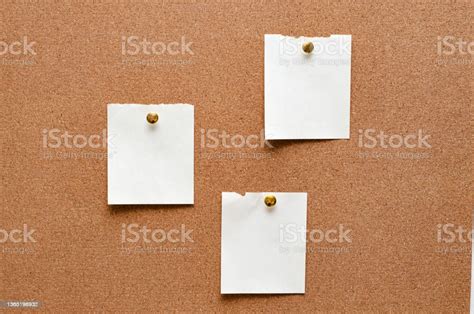 빈 종이 노트는 코르크 보드에 고정되어 있습니다 공간을 복사합니다 0명에 대한 스톡 사진 및 기타 이미지 0명 간판 갈색