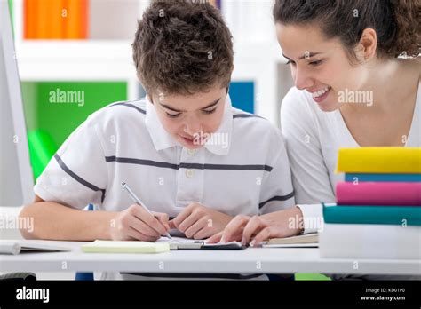 Hermana Hermano Ayudando A Escribir La Tarea Fotografía De Stock Alamy