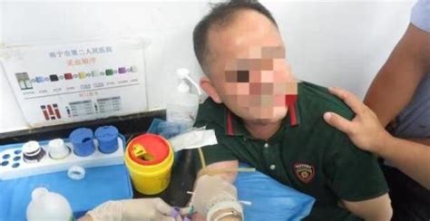 还有这种操作？一男子将车停在马路中间呼呼大睡腾讯新闻