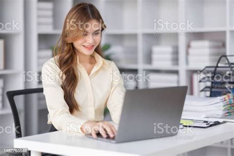 사무실 책상 세금 보고서 회계 통계 및 분석 연구 개념에서 수학 금융을 수행하기 위해 계산기와 노트북을 사용하는 아시아 비즈니스 여성 경영자에 대한 스톡 사진 및 기타