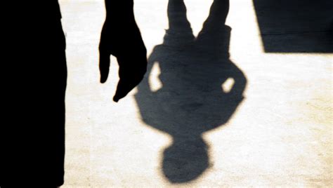 Mob Thrashes Cop Man Trying To End Fight In Navi Mumbai