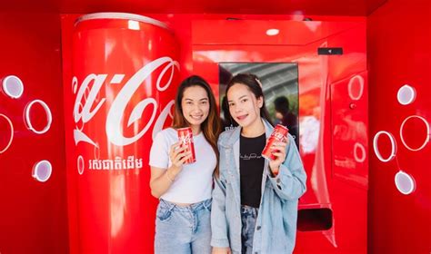 ហ្វែនៗ បានឃើញផ្ទាំងប៉ាណូបែប 3d របស់ កូកា កូឡា បង្ហាញរូប វណ្ណដា ហើយឬនៅ