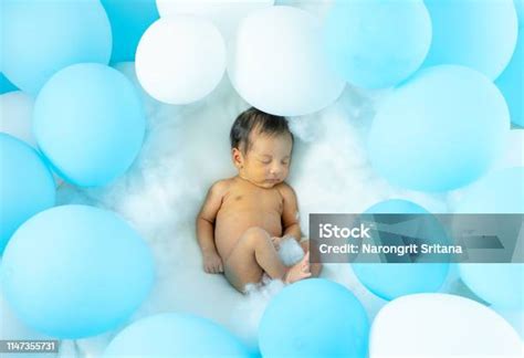 아기의 주위에 흰색과 파란색 풍선의 많은 팬더의 무성 한 작은 신생아 아기에 대한 스톡 사진 및 기타 이미지 아기 새생명 잠자기 Istock