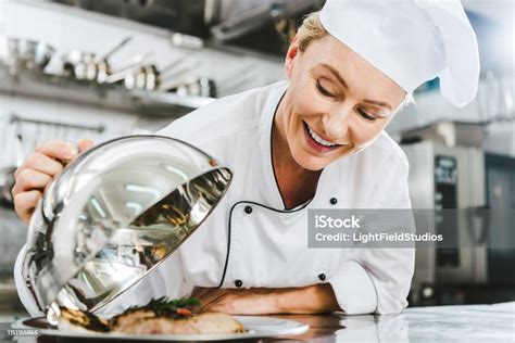 레스토랑 주방에서 고기 요리 쟁반에서 균일 한 지주 돔에서 아름 다운 여성 요리사 강철에 대한 스톡 사진 및 기타 이미지 강철 그릇 모자 모자류 Istock