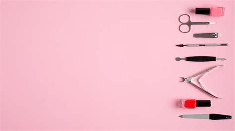 분홍색 배경에 매니큐어 및 페디큐어 도구 복사 공간이 있는 맨 위 뷰입니다 네일 살롱 배너 디자인 템플릿입니다 뷰티 트리트먼트 컨셉 0명에 대한 스톡 사진 및 기타 이미지