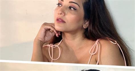 ભોજપુરી ક્વીન મોનાલિસાનો જલવો ડીપનેક ડ્રેસમાં આપ્યા કિલર પોઝ Sandesh