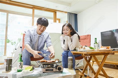 사회적거리두기 사회이슈 집콕 컨셉 휴가 휴가 주제 캠핑 여행 휴양 휴식 여름 홈캉스 바비큐 식사