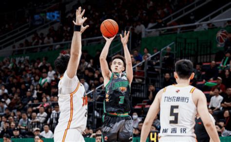 赵继伟全场11投7中，三分10中7得到23分9助攻2抢断