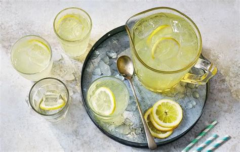 طرز تهیه 7 نوشیدنی خنک تابستانی برای فرار از گرما • دیجی‌کالا مگ