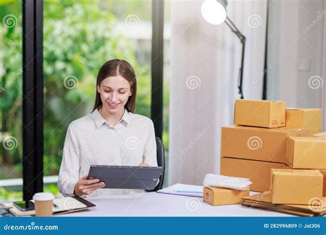 Conceito De Entrega De Encomendas E Venda De Retalhistas Em Linha Que