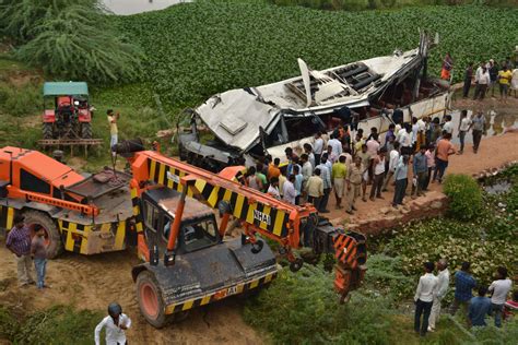 29 Killed In A Bus Accident On Yamuna Expressway Photogallery Times