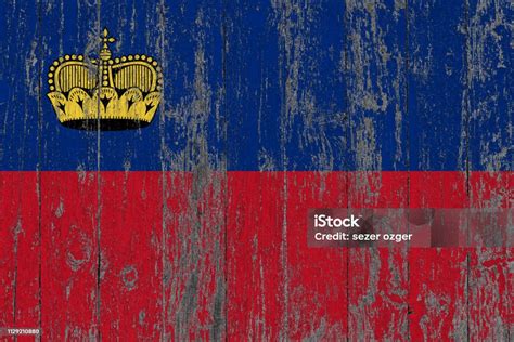 リヒテンシュタインの国旗は木製のテクスチャ背景を着用で塗られます アイデアのストックフォトや画像を多数ご用意 アイデア カットアウト