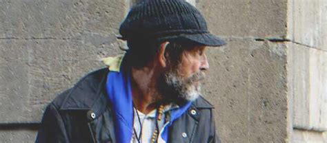 Une Serveuse Abandonne Son Repas Pour Un Vieil Homme Puant Et Mal