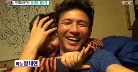 섹션 황정민 스쿠터 타고 아들 등하교시킨다