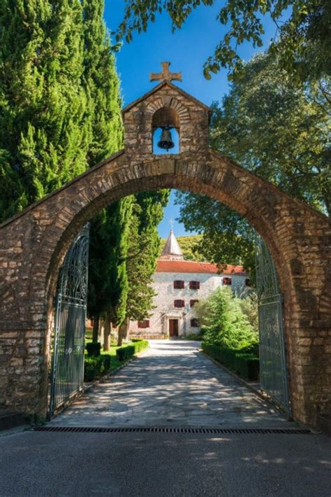 Manastir Krka Čarobno Mesto U Srcu Dalmacije Foto Galerije Stil