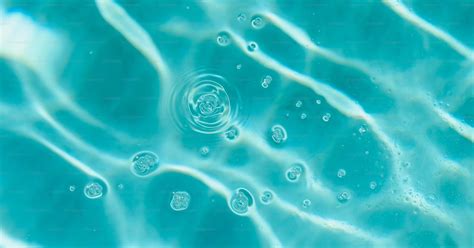 맑은 물과 거품이있는 푸른 수영장 사진 Unsplash의 파랑 이미지