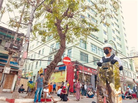 အကာအကွယ်အပြည့်၀တ်ဆင်ကာ ရှေ့ဆုံးကနေရဲရဲဝံ့ဝံ့နဲ့ လူထုလှုပ်ရှားမှုမှာပါ၀င်နေတဲ့ခင်ဇာခြည်ကျော