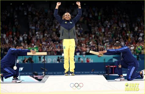 Photo Simone Biles Bowing Down To Rebeca Andrade After Olympics Win 40