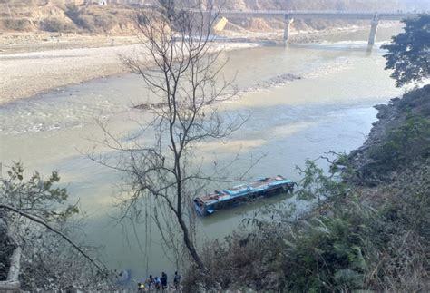 尼泊尔中部大巴车坠河事故已致7人死亡丁县部门人数