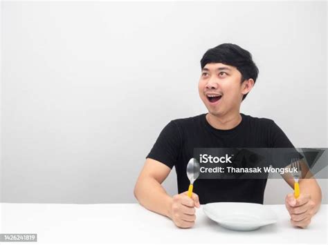 칼을 들고 테이블에 앉아 배고픈 느낌과 복사 공간을 바라 보는 남자 30 34세에 대한 스톡 사진 및 기타 이미지 30 34세 가리키기 감정 Istock