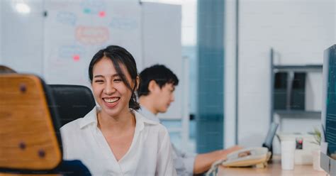 면접 동료들과 대화를 나누고 사무실에서 프로젝트 작업 계획 성공 전략에 대한 아이디어를 브레인스토밍하는 아이디어를 만나는 인턴과 채팅하는 아시아 사업가들 4k 슬로우 모션